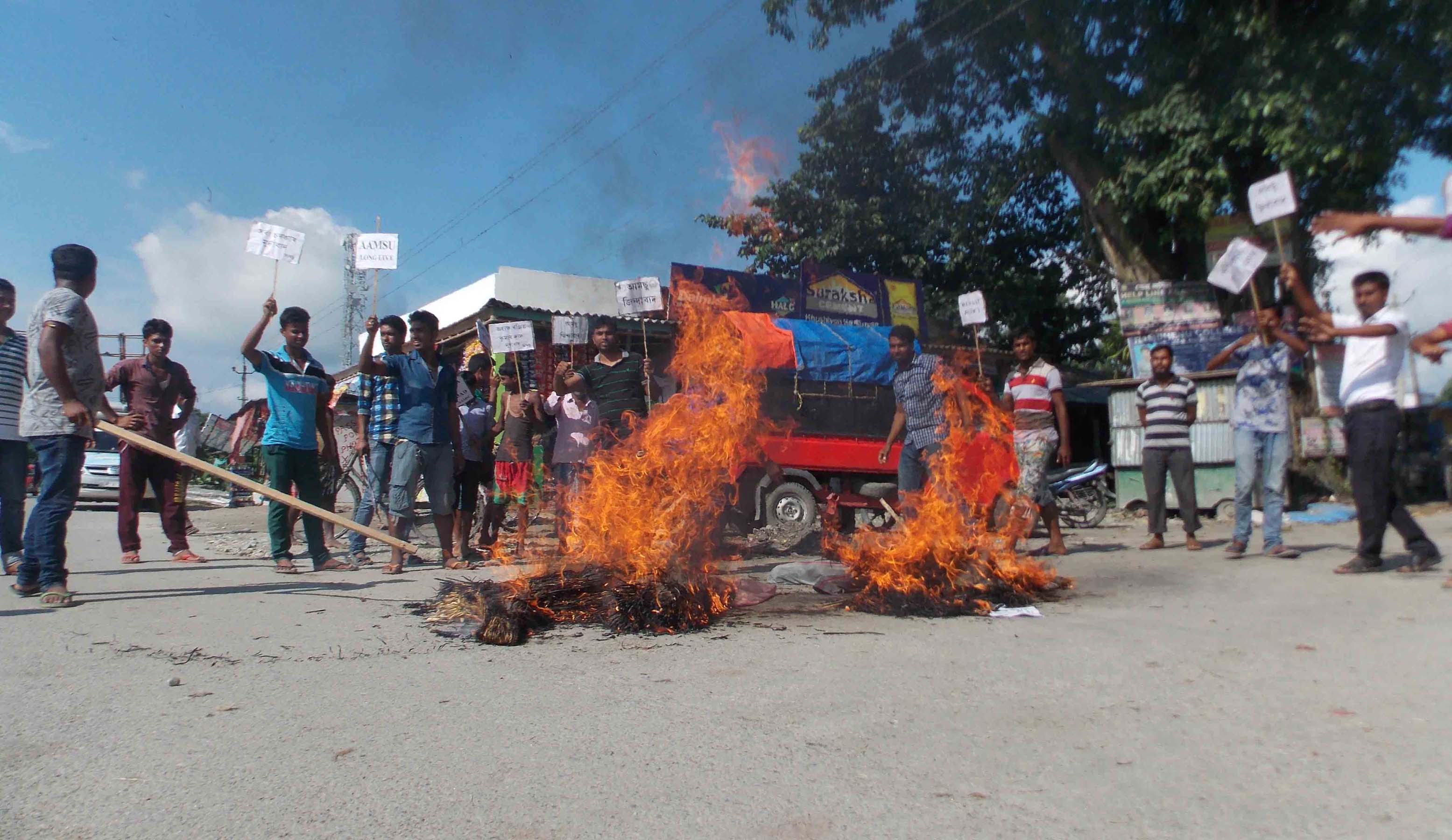 AAMSU burn effigies of Sonwoal, Sarma | Assam Times