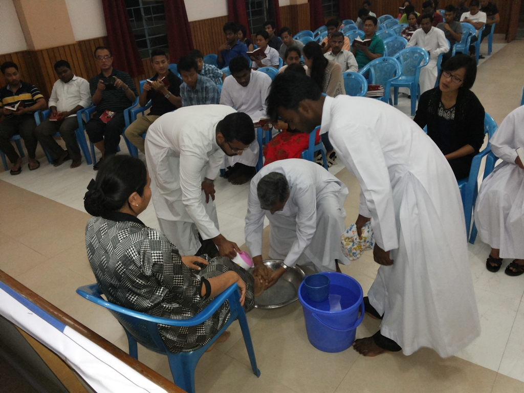 VC washes feet of faculty, staff and students | Assam Times