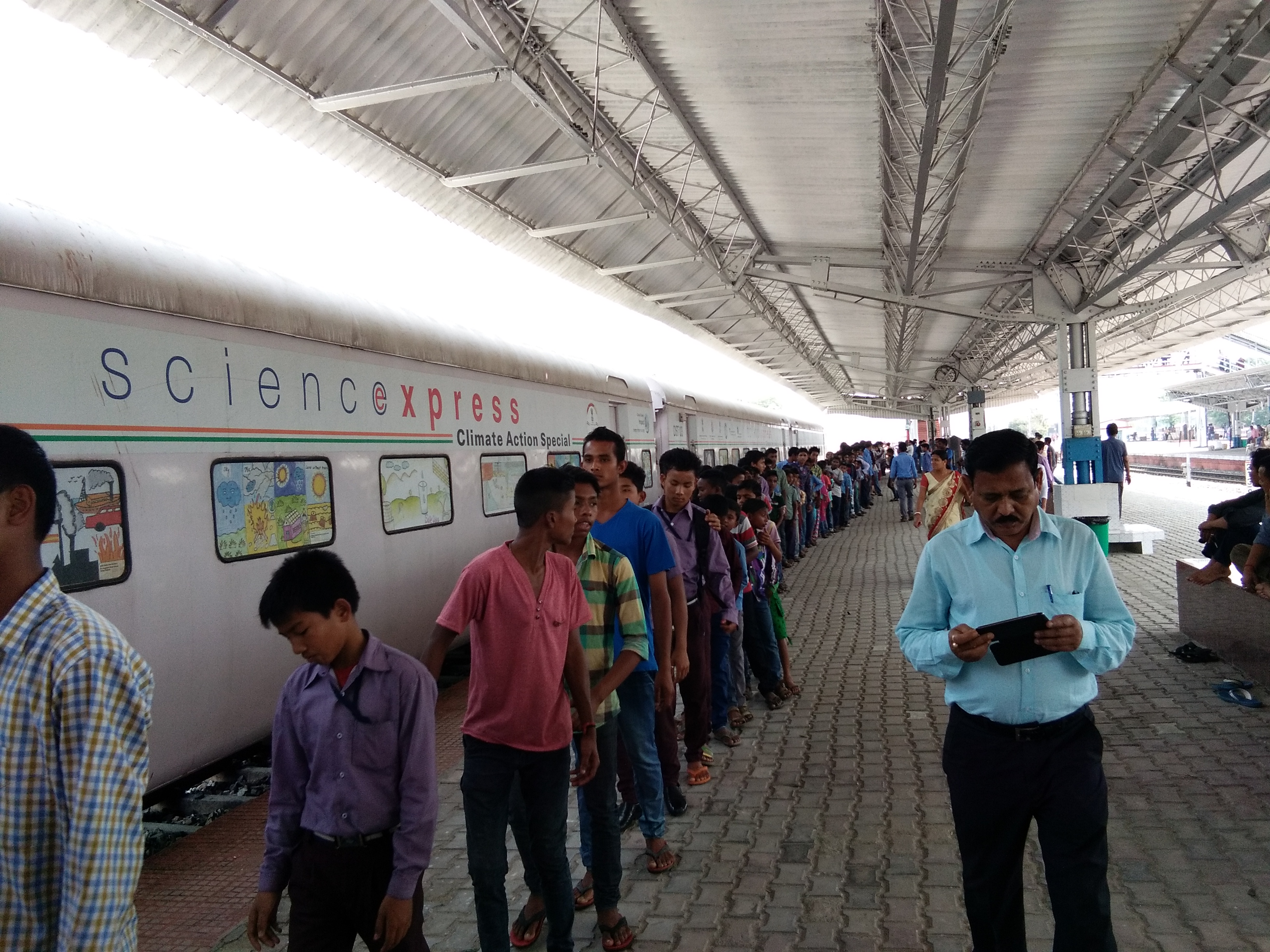 Science Express pulls crowd | Assam Times